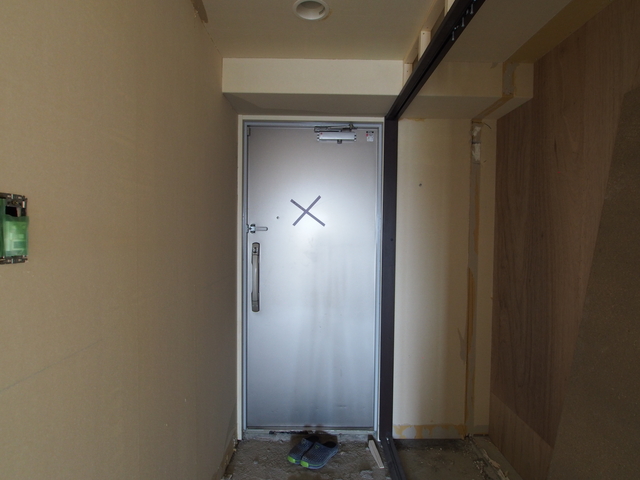 「玄関収納の建具枠を取り付けています。」 - かとうさんの玄関（5/10） - イエナカ手帖